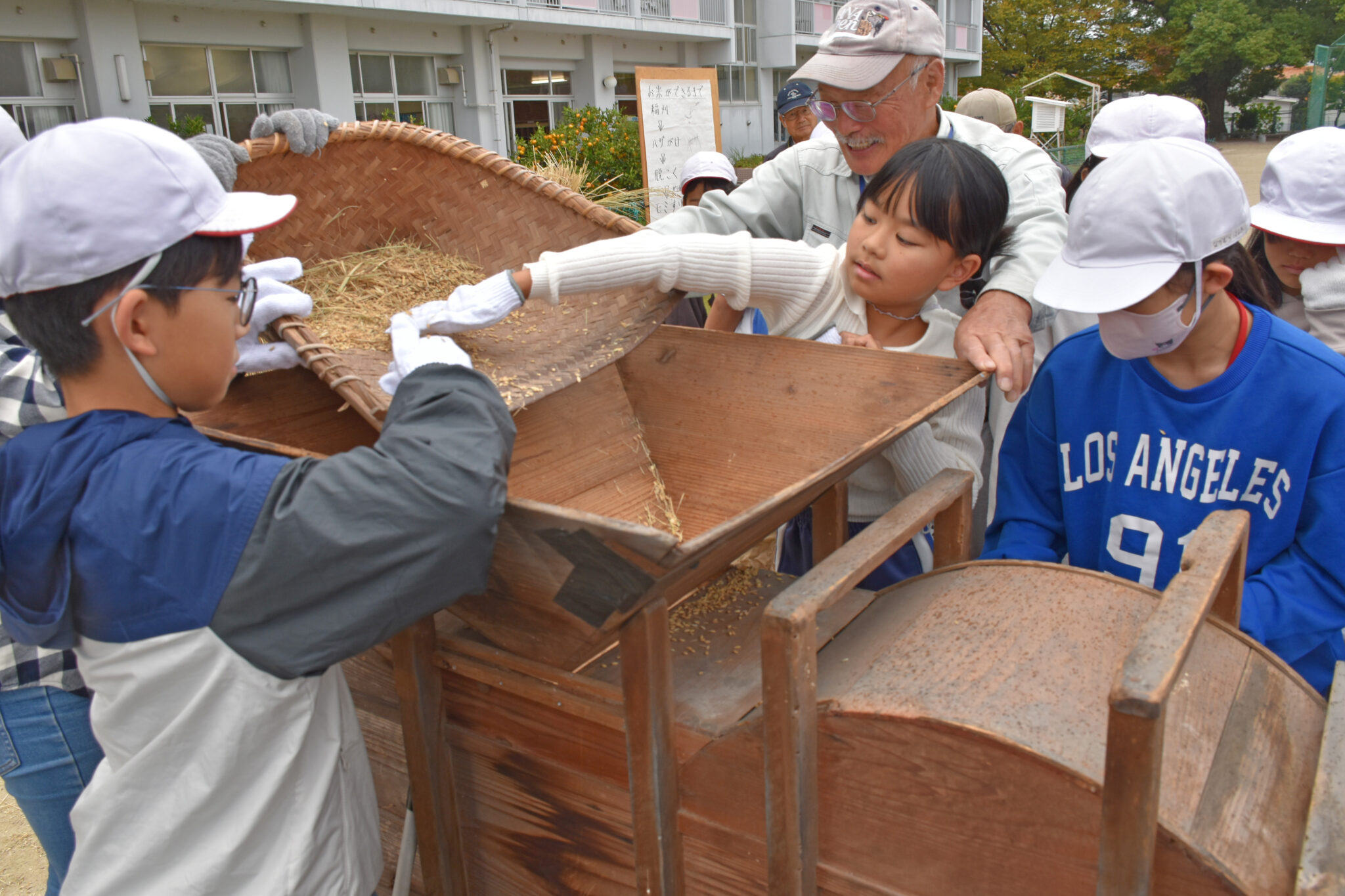 昔ながらの機械で脱穀と籾摺り体験／米作りの大変さ学ぶ／JAあいち三河｜新着・重要なお知らせ一覧｜JAあいち三河